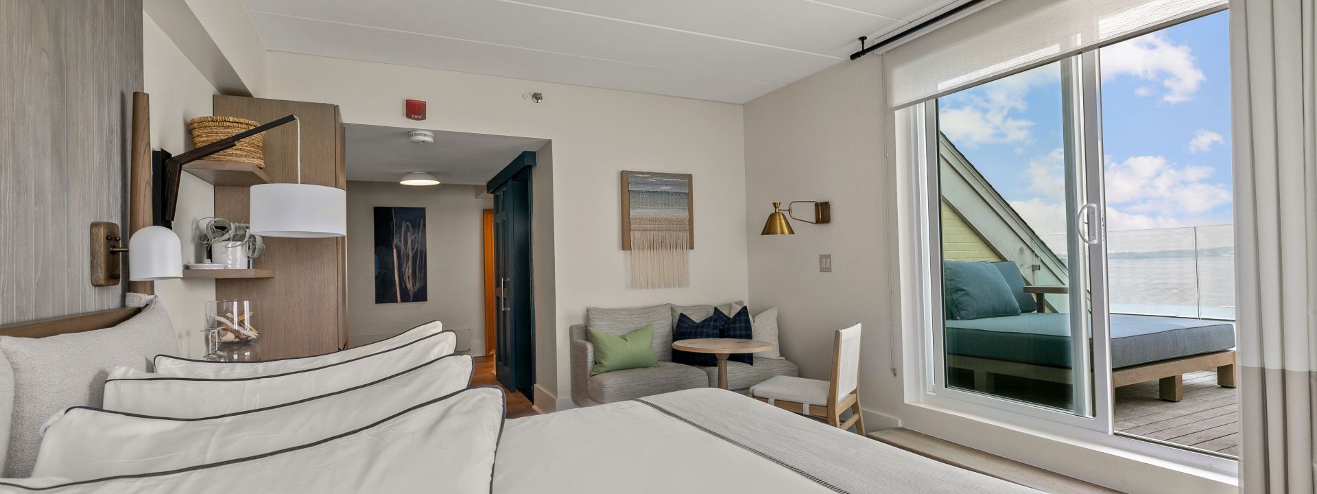 Waterview King Balcony/Patio - Newport Harbor Island Resort